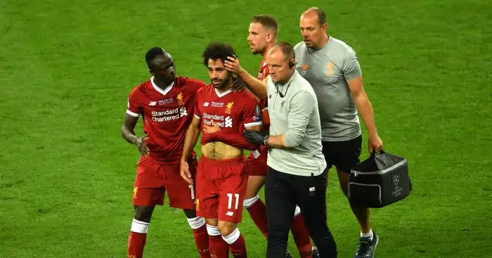Salah suffers 'suspected dislocated shoulder' in CL final - Football365