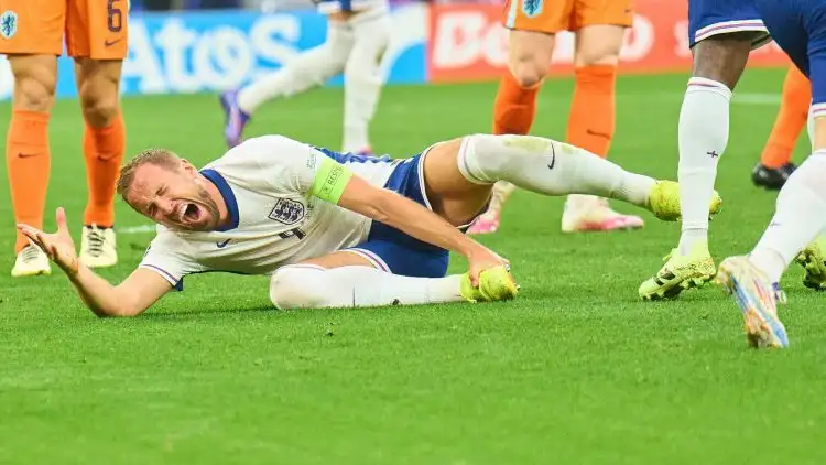 Gary Neville, Ian Wright clash over 'disgraceful' England decision as ...