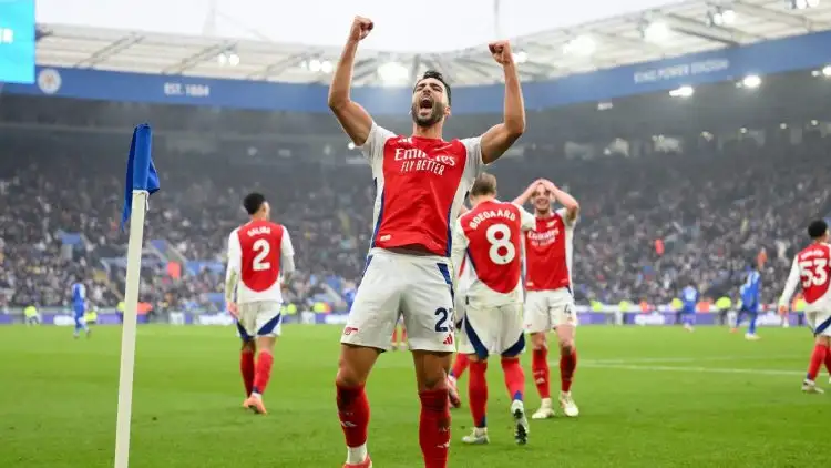 Giroud returns to Arsenal as 'hopeless' star gets a kicking after ...