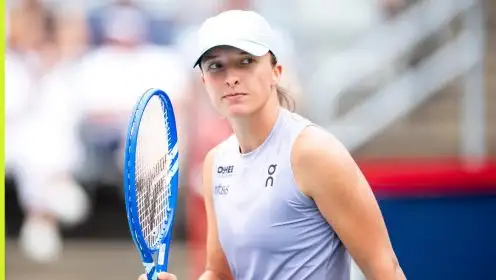 What racket does Iga Swiatek use?